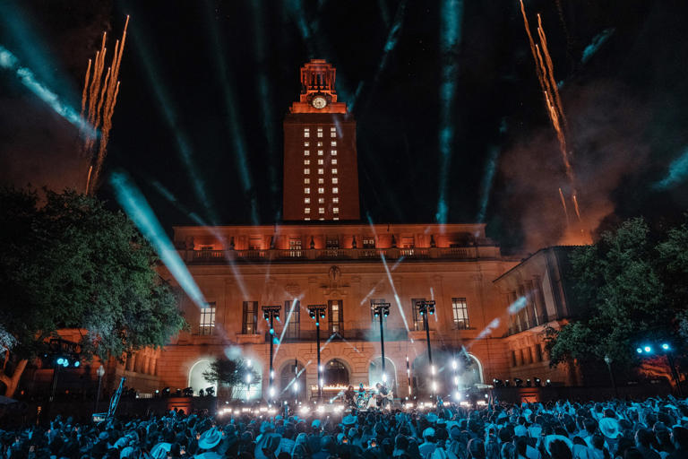 Texas Longhorns, AD Chris Del Conte win 5th Directors' Cup