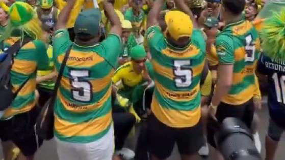 Aficionados brasileños desatan una fiesta monumental en el Times Square ...