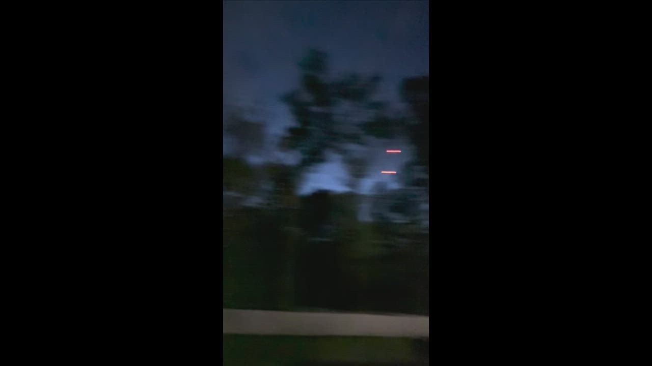 USA: Leuchtende UFO-Orbs schweben und verschmelzen bei lautloser ...