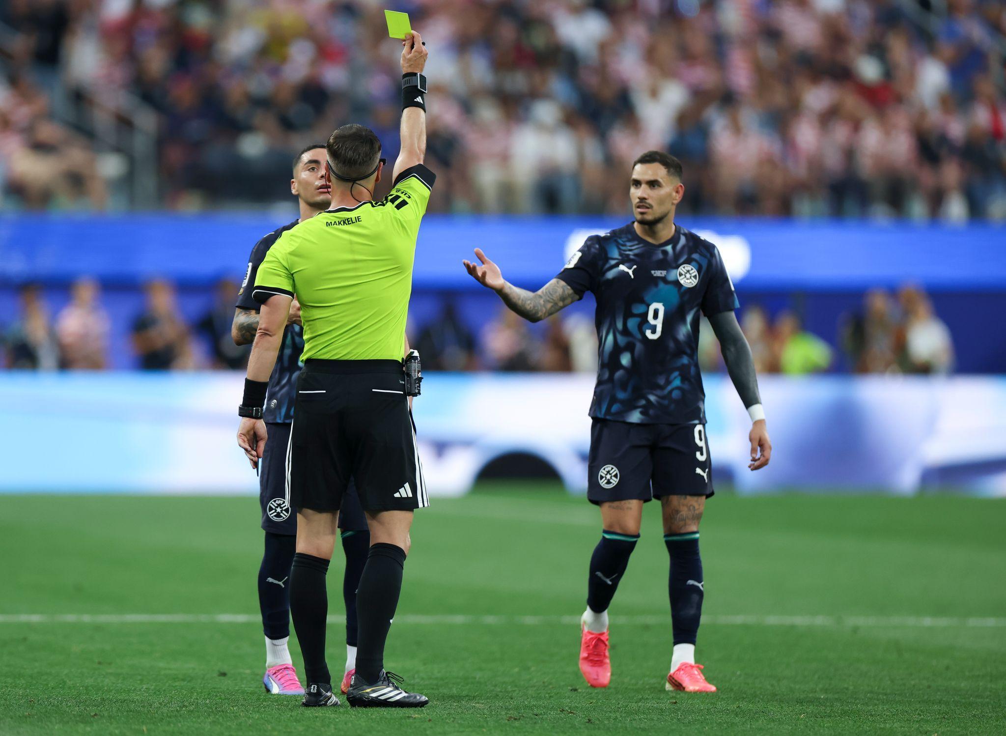 Irre Szene bei der WM: Video-Schiri nutzt neue Regel und korrigiert ...