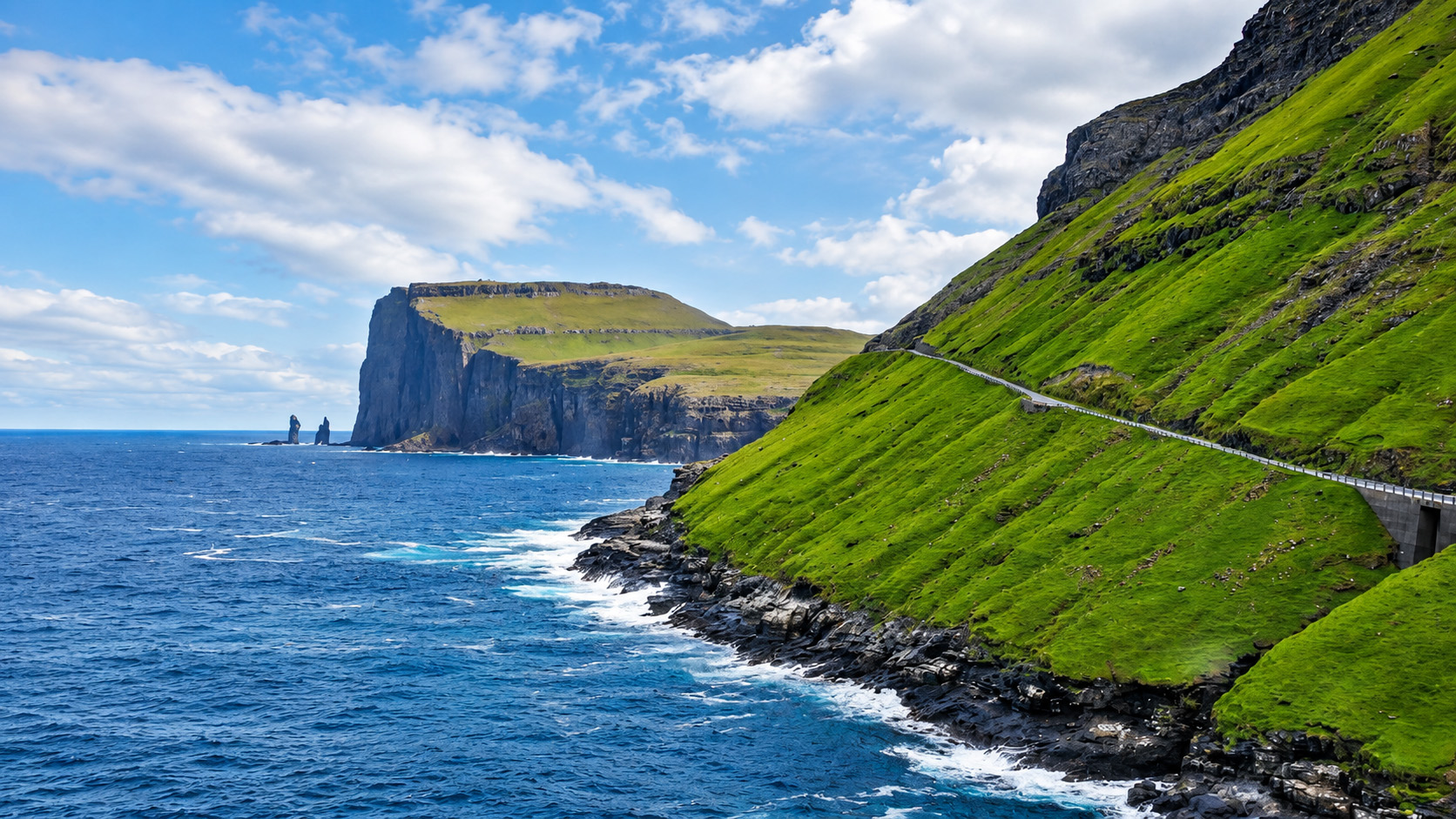 Strade a picco sulle scogliere nelle remote isole Faroe