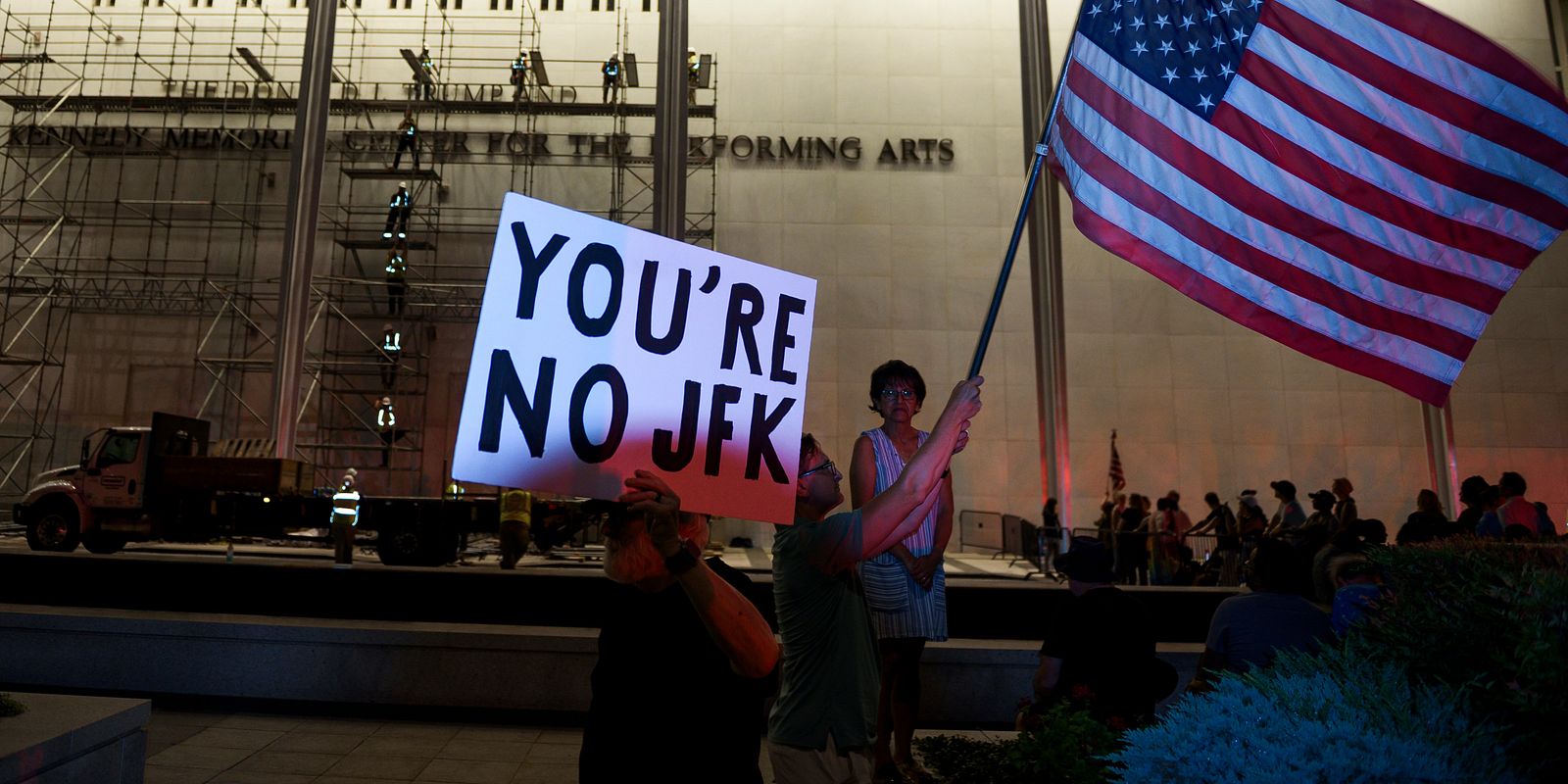 Firande vid Kennedy Center när Trumps namn tas bort