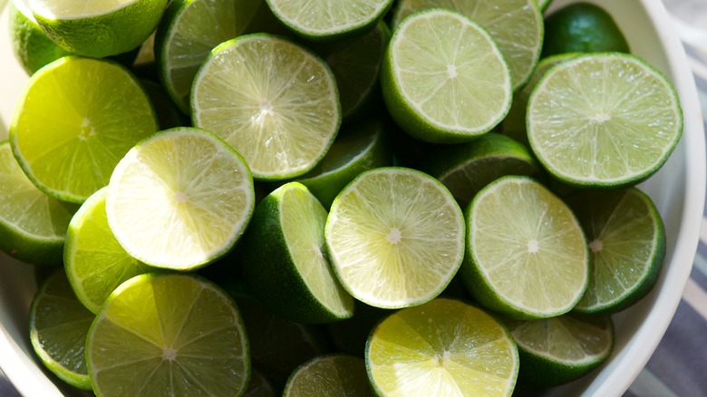 The difference between a key lime & a regular lime