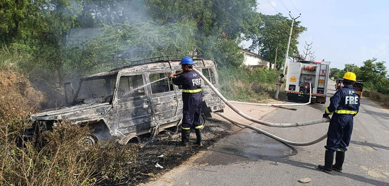 Two vehicles torched, three injured in TDP-YSRCP clashes in Kurnool