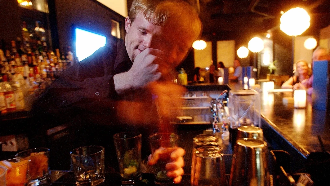 10 drinks bartenders dislike from poor tippers