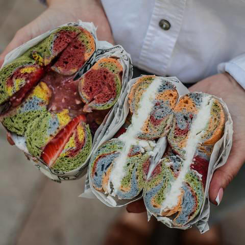 Megérkezett Budapest legszínesebb reggelije: itt a szivárványos bagel