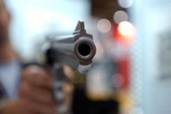 Modena: punta una pistola alla tempia del professore: "Dammi le ...
