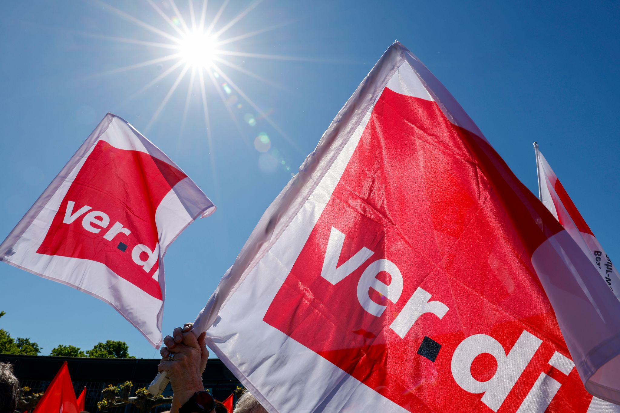Protest in Stuttgart: Verdi fordert mehr Lohn im Handel