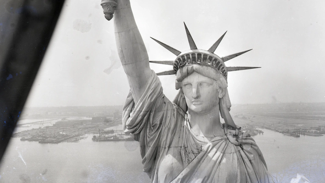 10 rare historical photos that shift perspective