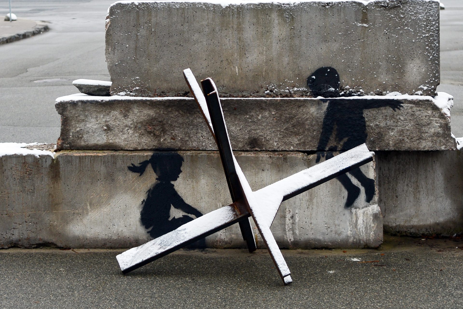 Ukraine’s war-torn streets turn into powerful graffiti art