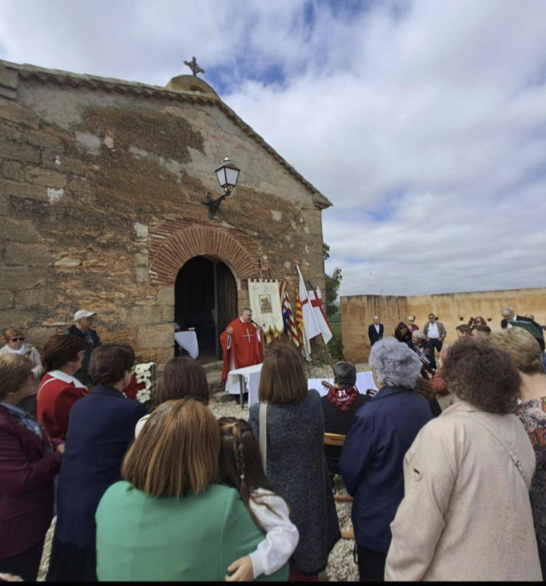 Moyuela honra a San Jorge con la ofrenda de claveles