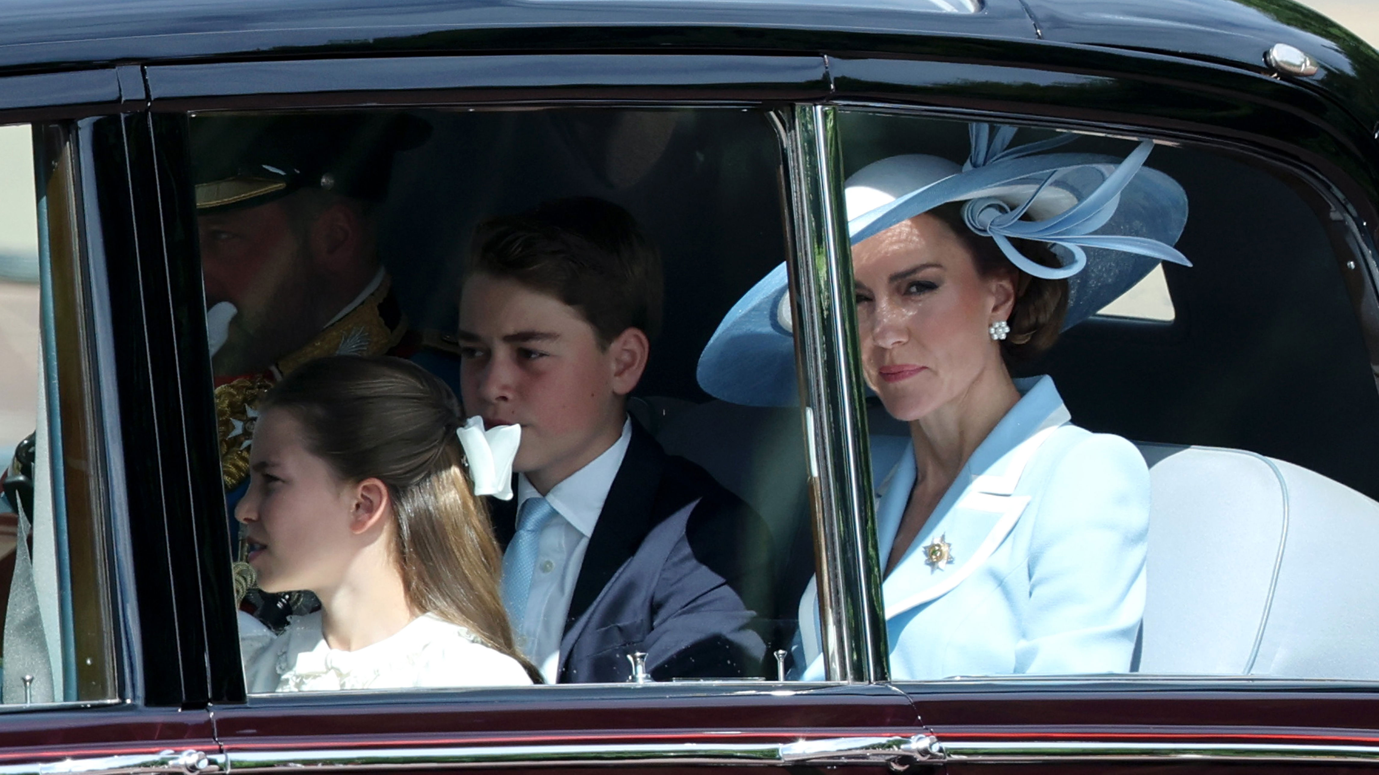 Księżna Kate w błękitach na Trooping the Colour. Towarzyszą jej dzieci