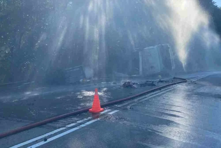 Hydrochloric acid spill after lorry overturns in Cherating