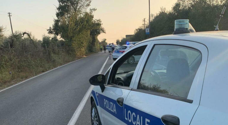 Auto investe due ragazzi fuori Roma, morto un 23enne: si costituisce il ...