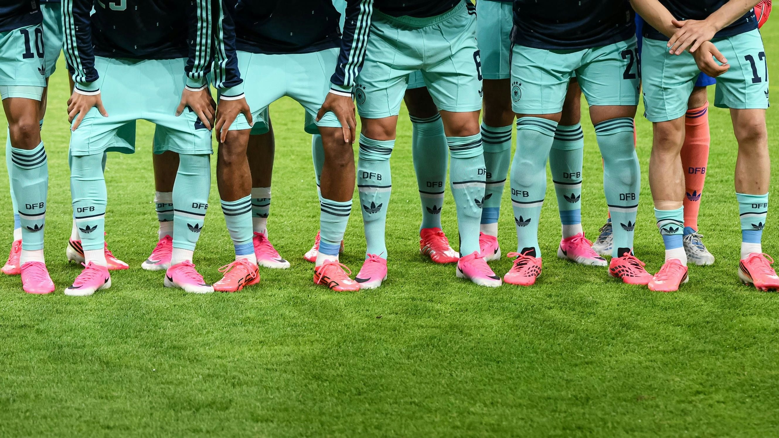 Warum tragen bei der WM fast alle Spieler pinke Schuhe?