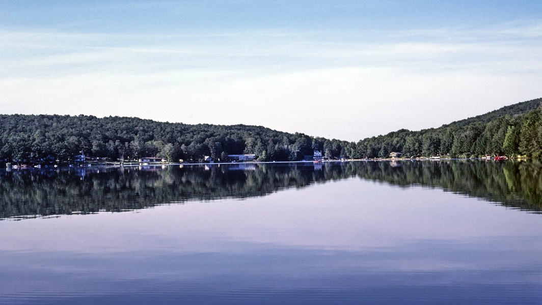 22 scenic lake towns across the United States