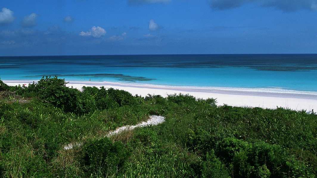 12 beaches with strikingly colored sands