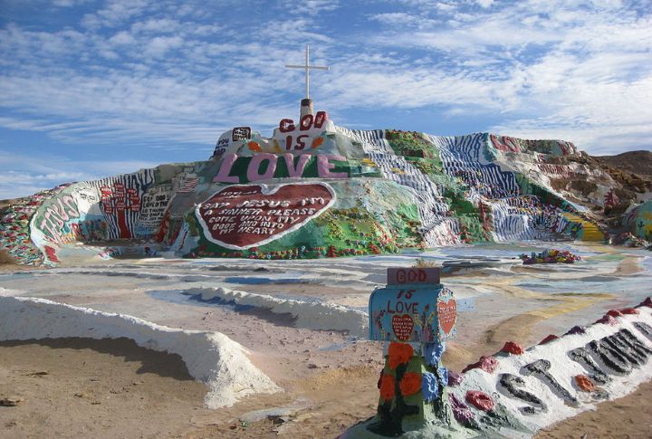 15 bizarre American towns that feel like postcards from another planet