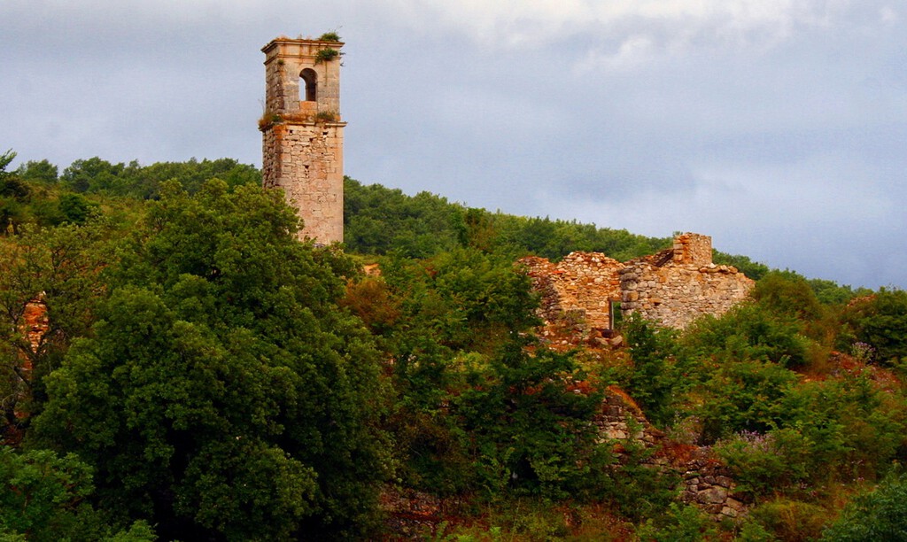El pueblo medieval que pasó de próspera ruta del vino a escenario de ...