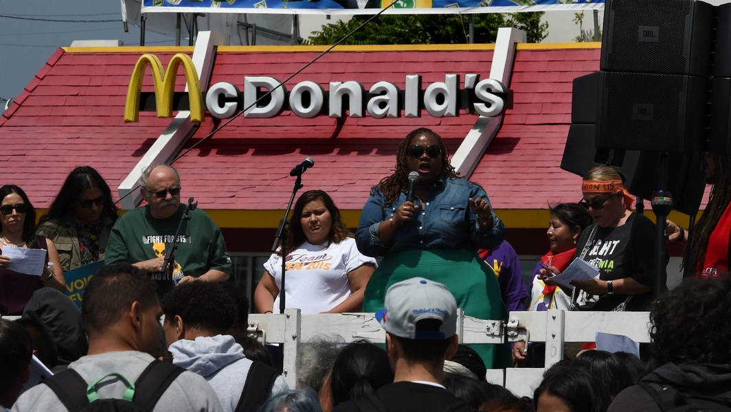 10 states with the highest and lowest fast food wages