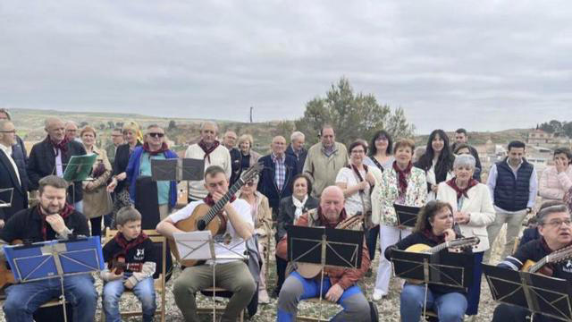 Moyuela honra a San Jorge con la ofrenda de claveles