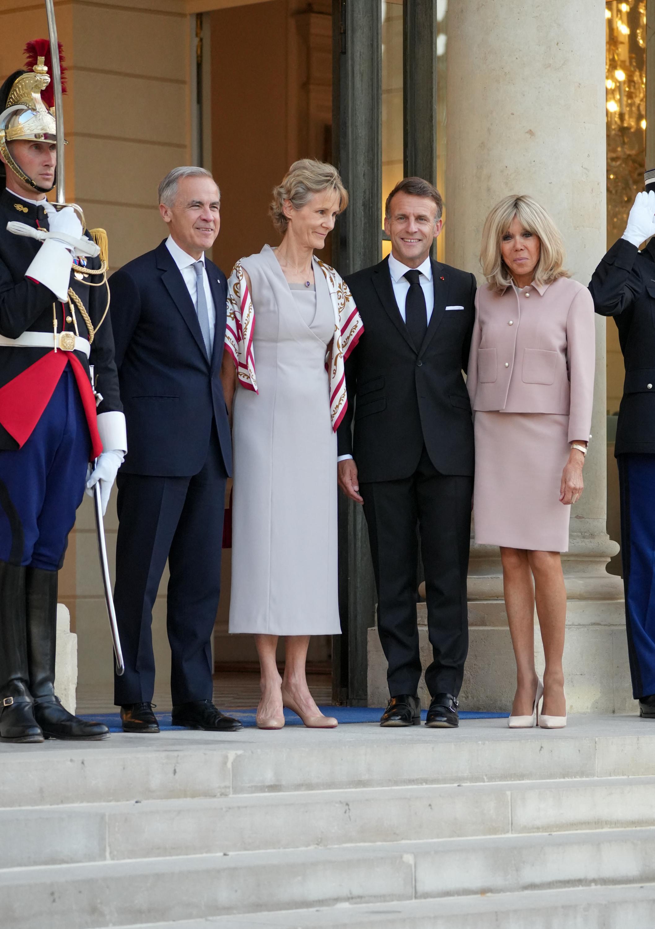 Brigitte Macron ravissante en jupe tailleur bois de rose pour ...