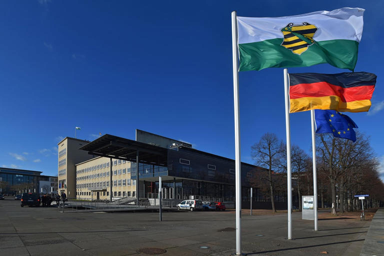 Deutschlandfahnen vor Dresdner Schulen? Wegen der Flaggen fliegen die ...