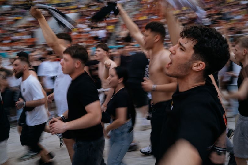 Download Festival goers start huge mosh pit, but not for act you'd expect