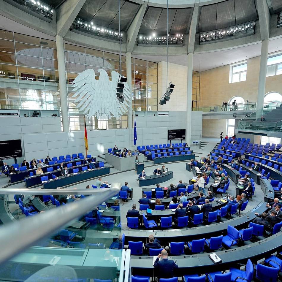 Bundestag schließt Teilnehmer nach White-Power-Zeichen aus
