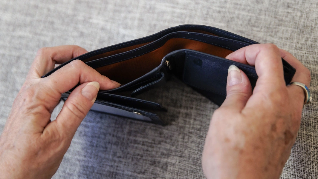 14 items you should never carry in your wallet
