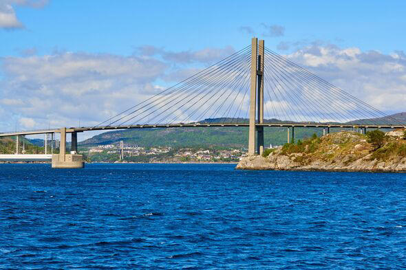 Incredible £72m floating bridge stretches for 1 mile and is set on 10 ...