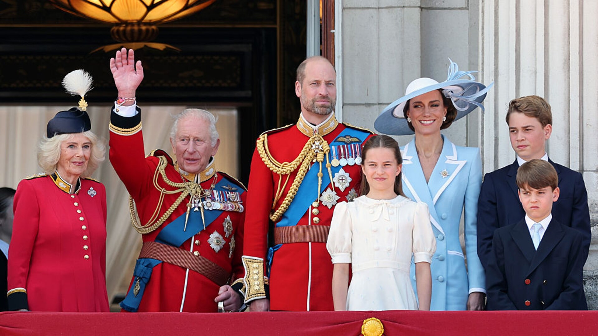 Royal Family auf dem Schlossbalkon – alle blicken auf George, Charlotte ...