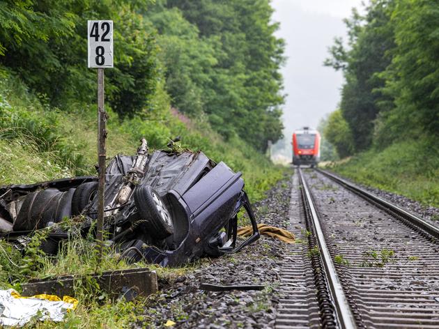Zug kollidiert mit Auto: Autofahrer stirbt – Ursache weiter unklar