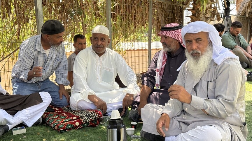 İsrail'in 1950'lerde Negev'den Batı Şeria'ya sürdüğü Han el-Ahmer halkı ...