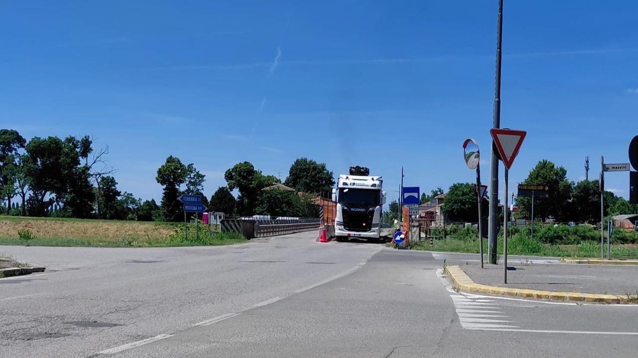 Sant’Agostino, critiche al senso unico sul ponte: «Rischiamo di chiudere»