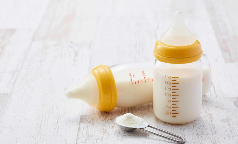 Avant de donner le biberon, vérifiez cette référence : un lait ...