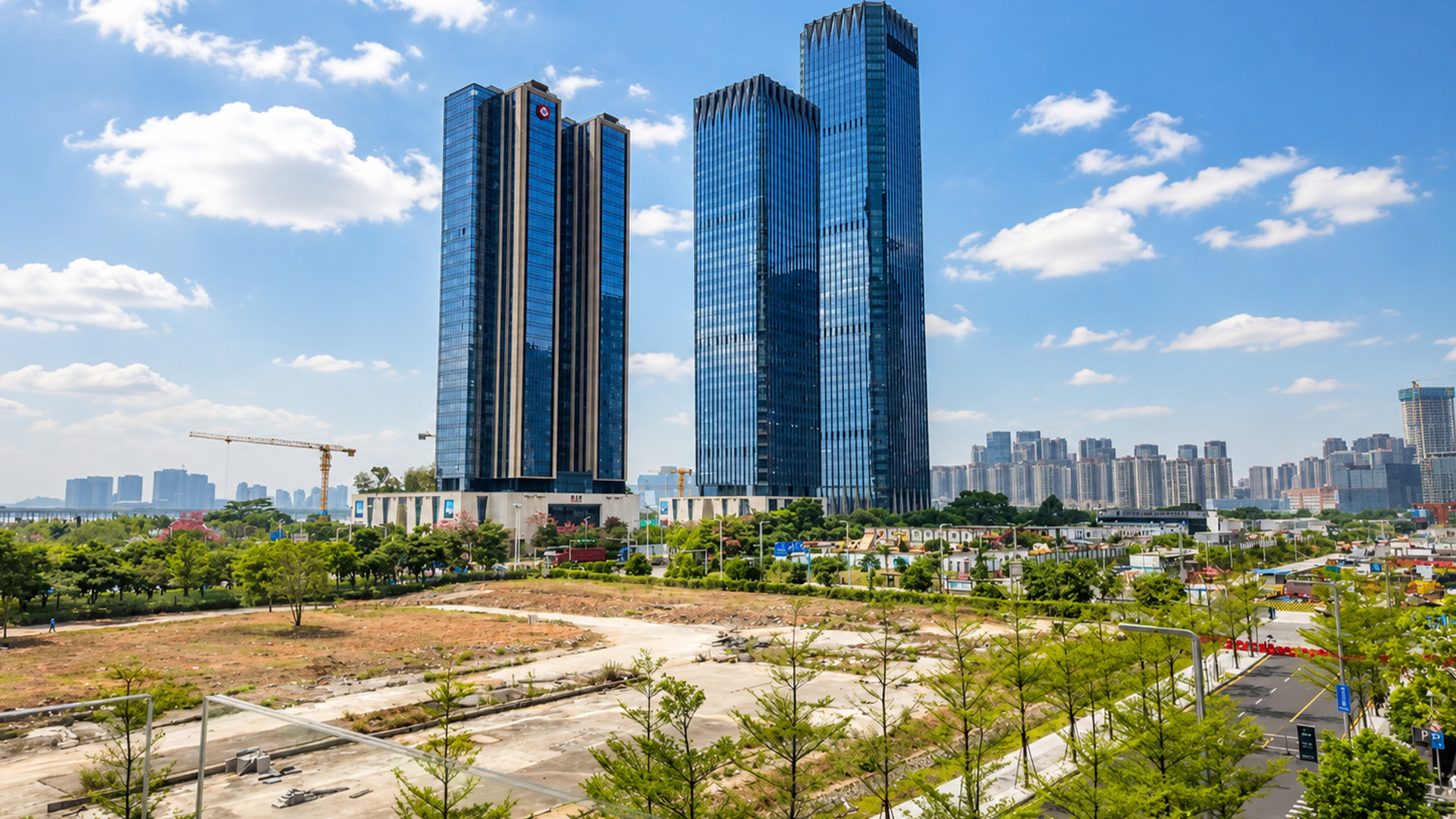 Les deux tours de verre géantes de Chine dominent une ville encore en ...
