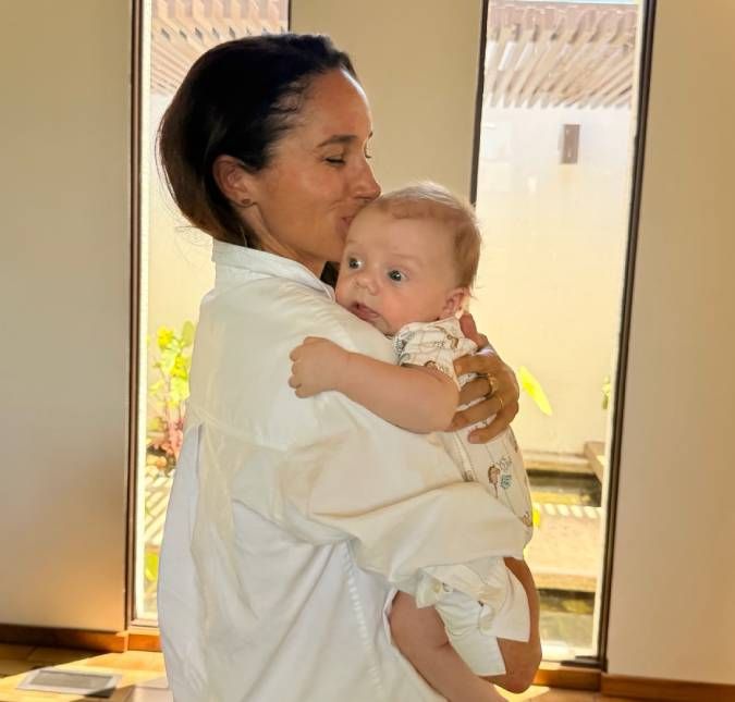 Meghan Markle surge com bebê ruivo no colo e brinca: Não, não é filho ...