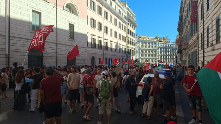 Corteo remigrazione Roma: cori “Duce, duce” e saluti romani. Fiamme a ...