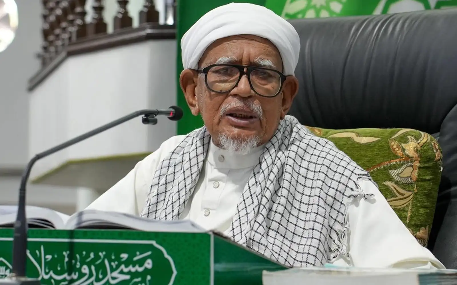 Hadi acting like PN’s supreme leader, says Muhyiddin’s ex-aide