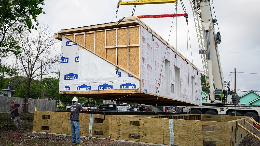 4 prefab homes ready in hours