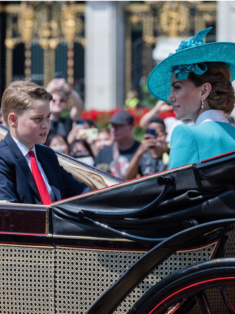 Kate Middleton in 'baby blue', omaggio a Lady D al Trooping the Colour 2026