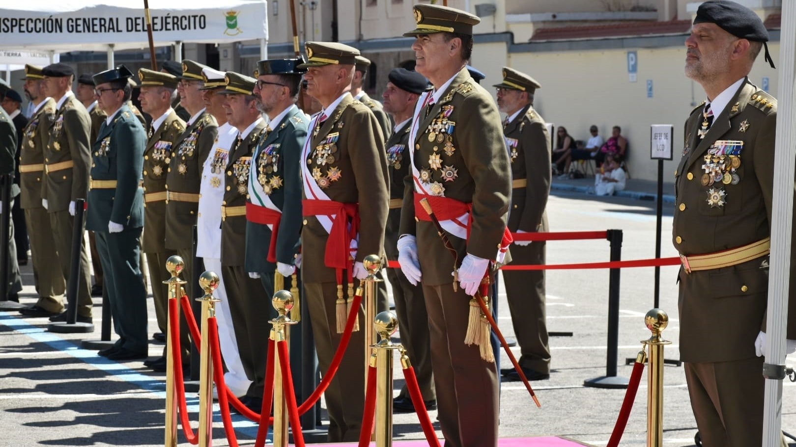 Medio millar de civiles juran la bandera española en el cuartel del ...