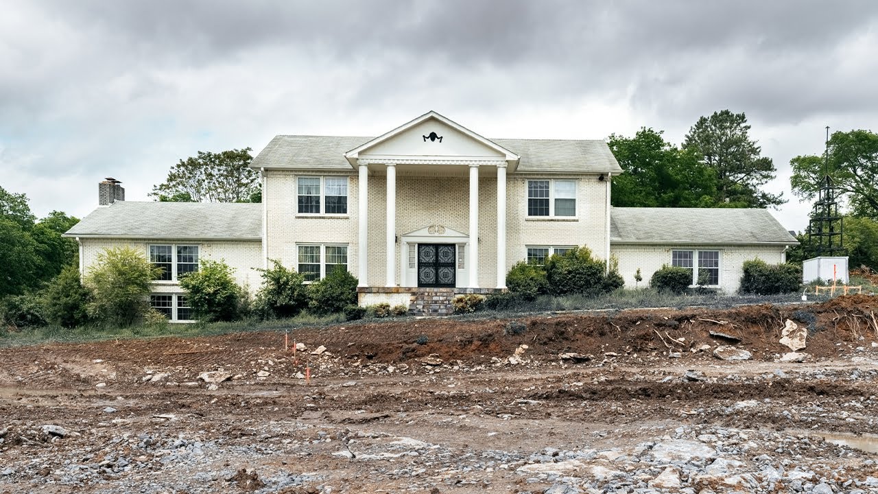 Abandoned mansion: a millionaire's last refuge