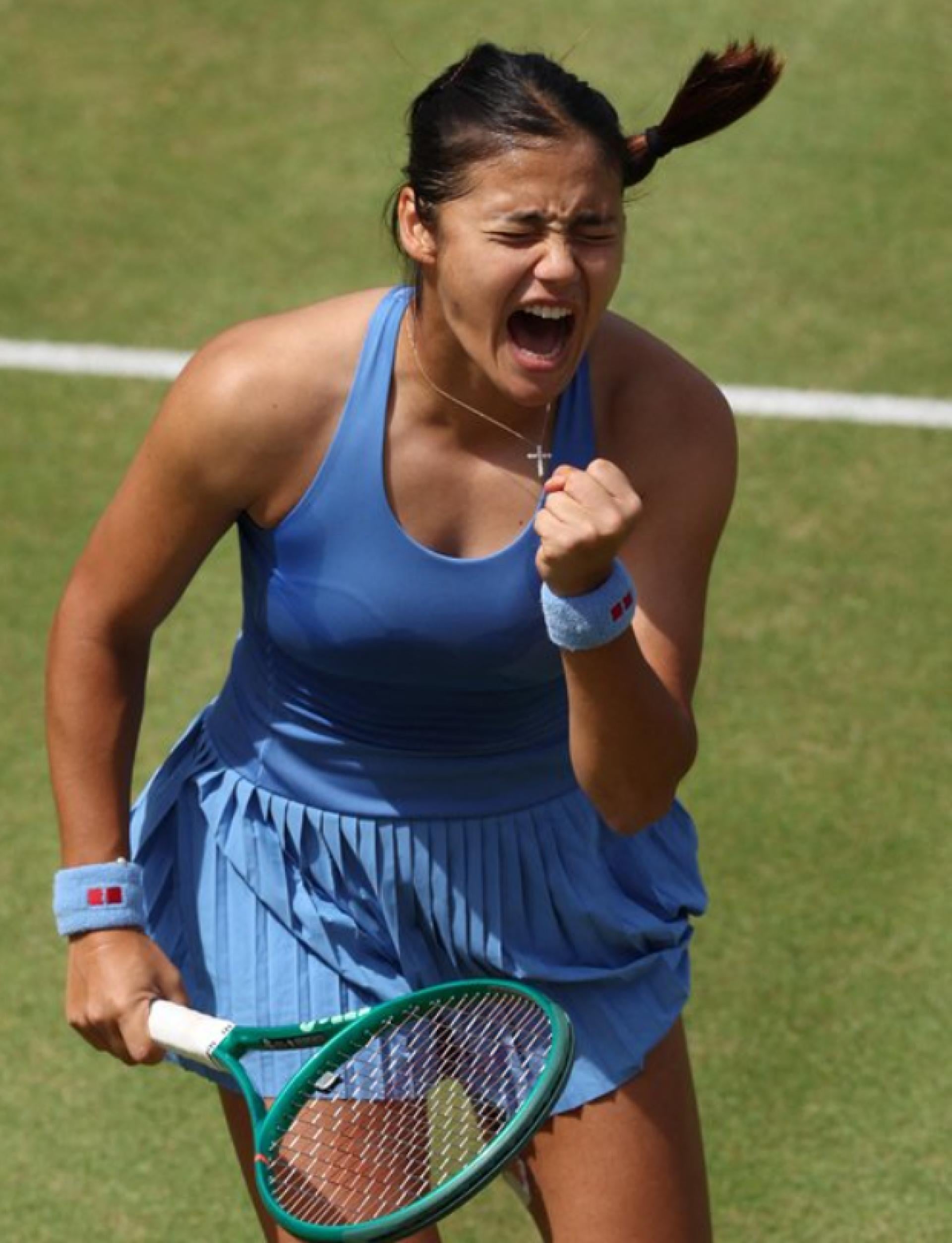 Emma Raducanu shares injury update after scary fall at Queen’s Club
