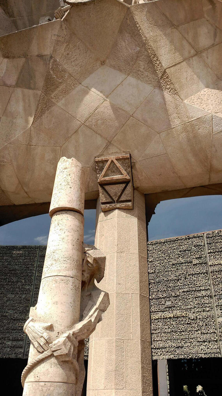 La Sagrada Familia, la interminable obra de Gaudí, bendecida por el Papa
