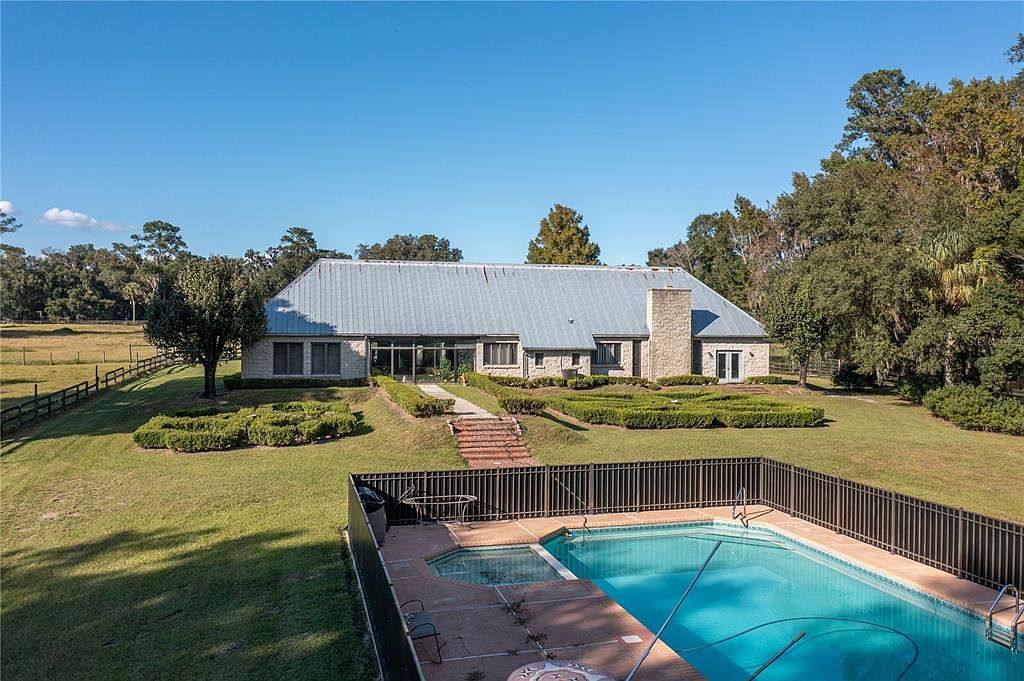 Exceptional 1988 horse farm in Micanopy, Florida, featuring 800+ acres ...