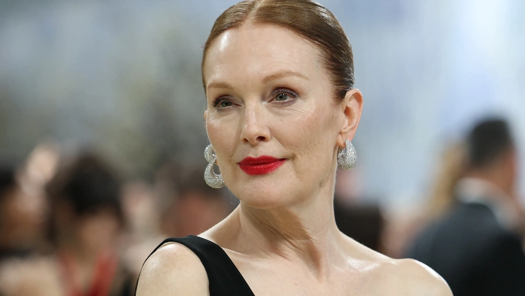 Julianne Moore's red carpet and editorial style