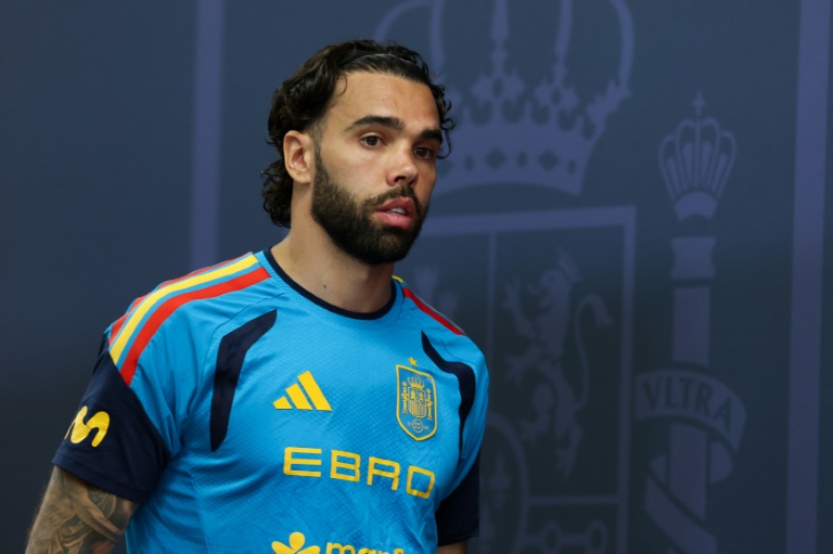 Raya relaxed despite Spain goalkeeper debate
