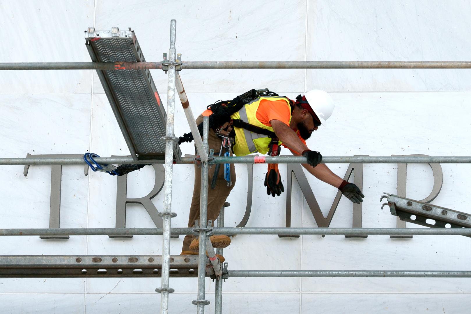 Timelapse of workers covering signage at the Kennedy Center before ...